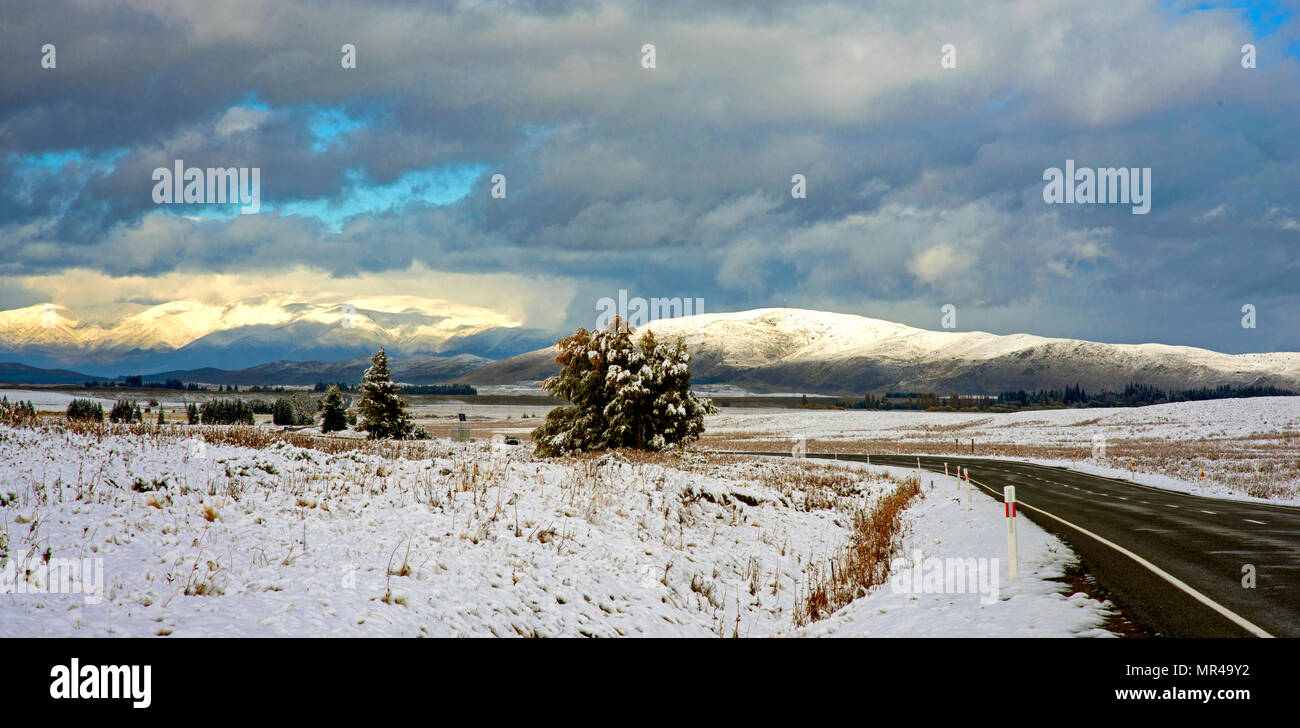 South Island scenery on the way to Mount Cook and the Tasman Glacier ...