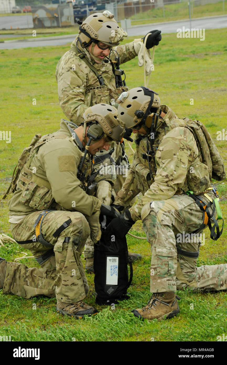 Oregon Air National Guard members from the 142nd Fighter Wing, 125th ...