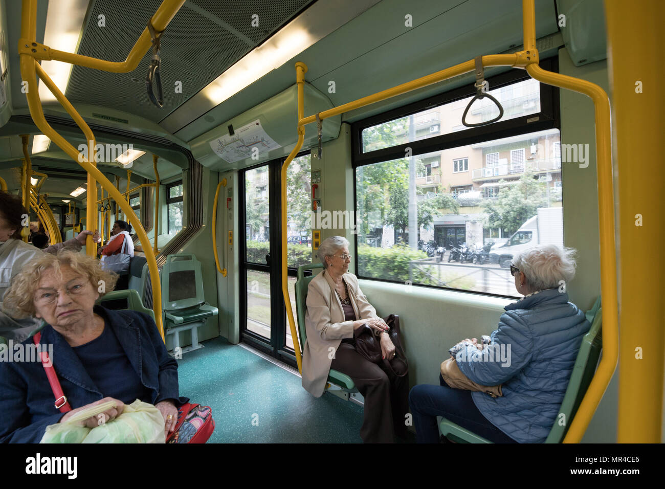 Elderly people seniors sitting hi-res stock photography and images - Alamy