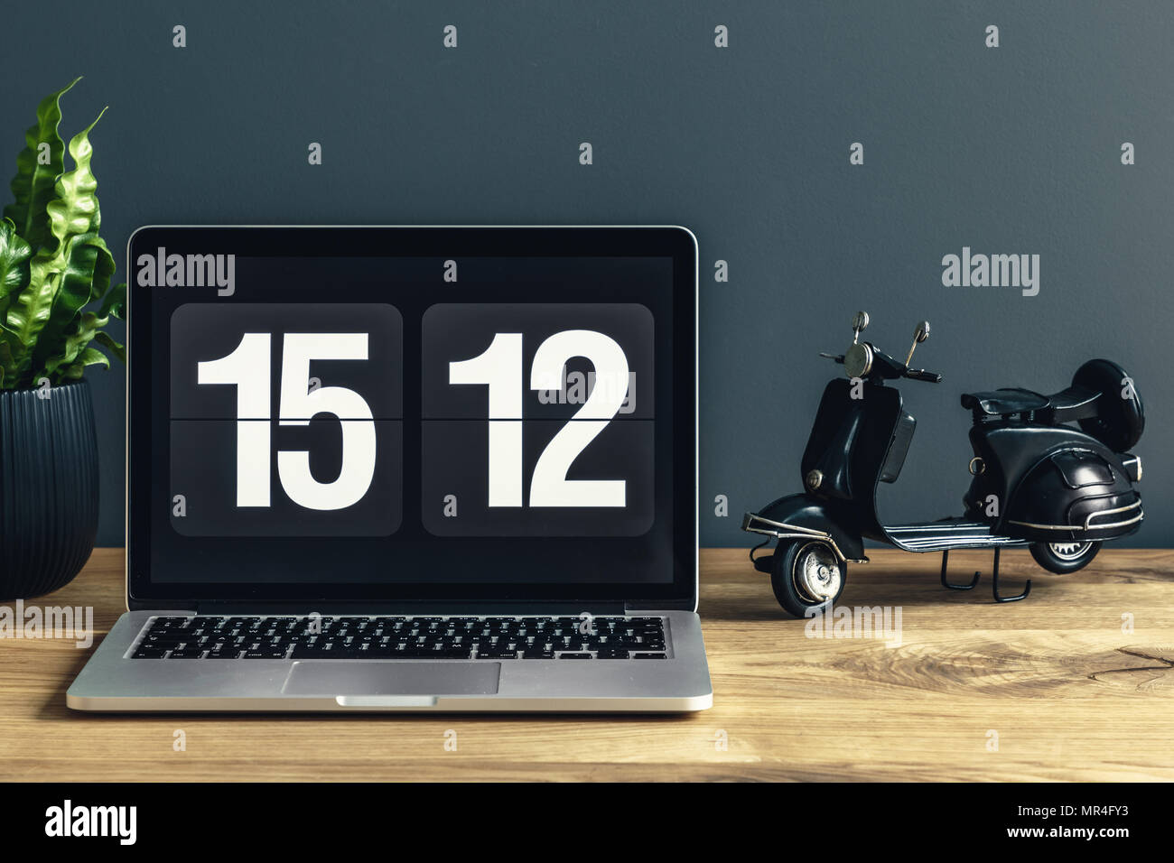 Laptop clock hi-res stock photography and images - Alamy