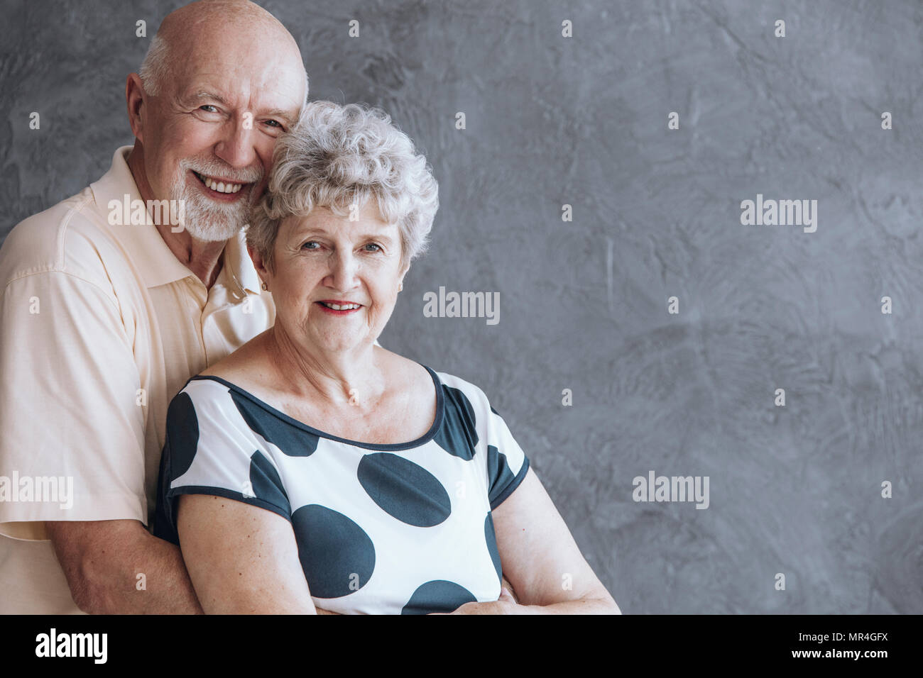 Couple hugging against wall hi-res stock photography and images - Alamy