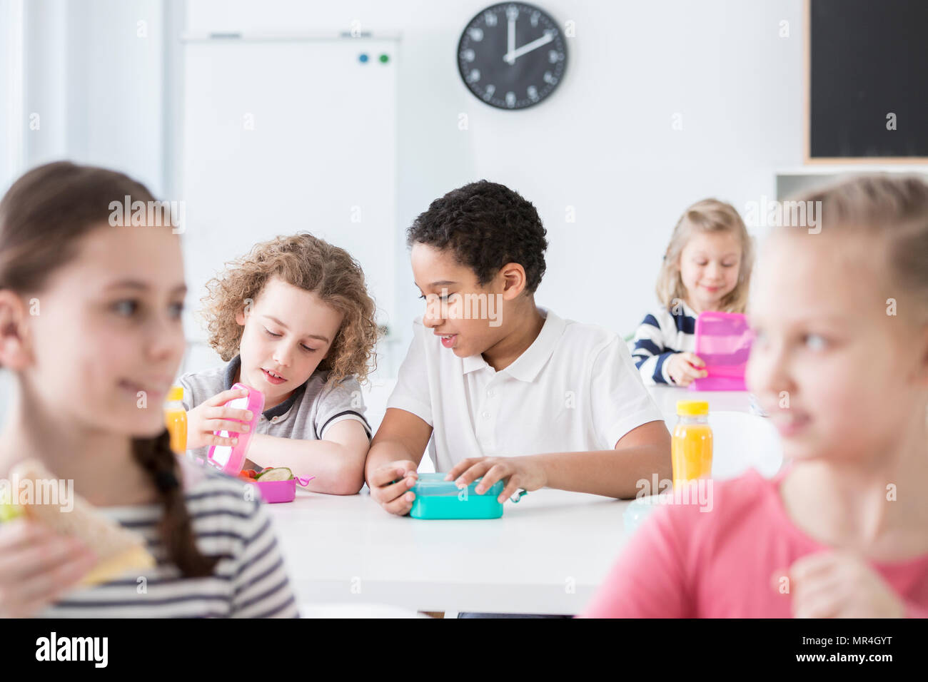 Kids friend lunch hi-res stock photography and images - Alamy