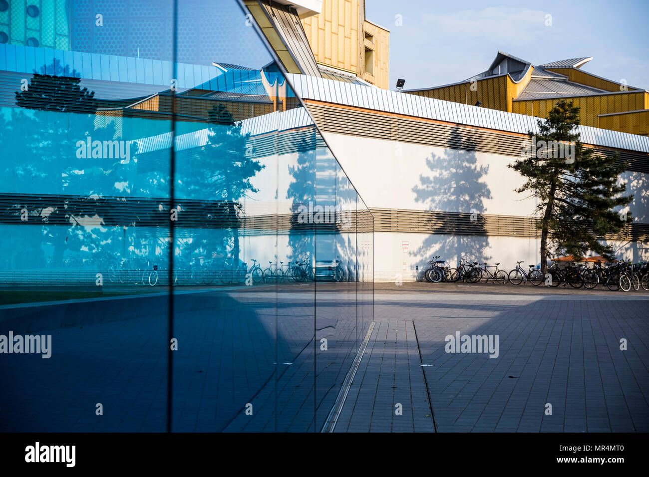 Installation of glass facade panels hi-res stock photography and images ...