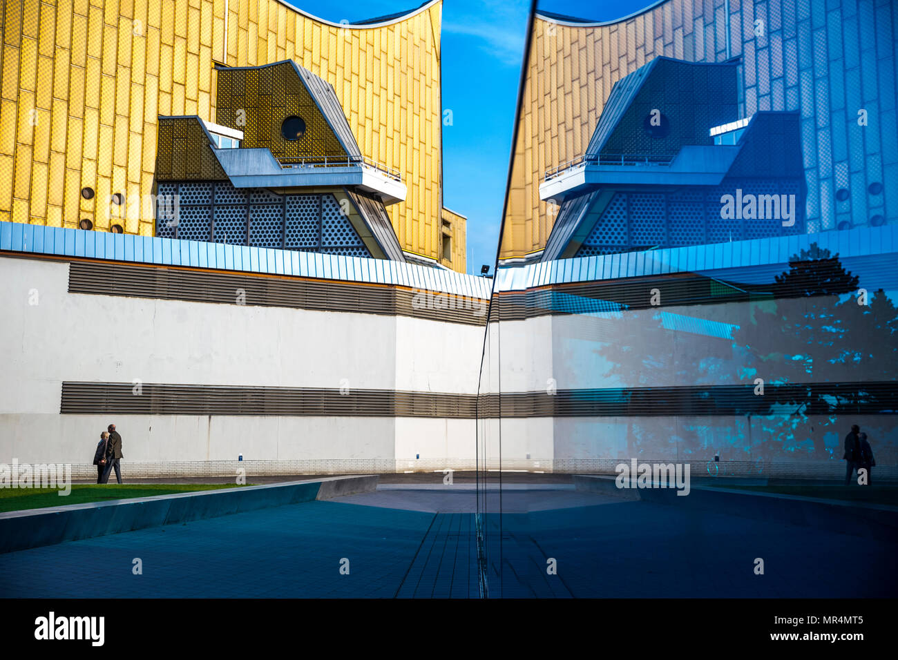 The Berliner Philarmoniker reflected in a memorial's blue glass in ...