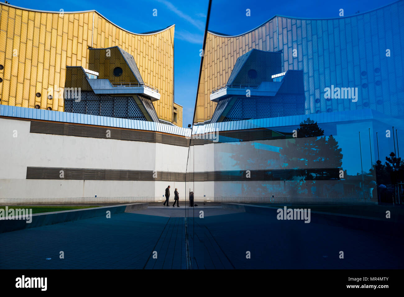 The Berliner Philarmoniker reflected in a glass installation in Berlin ...