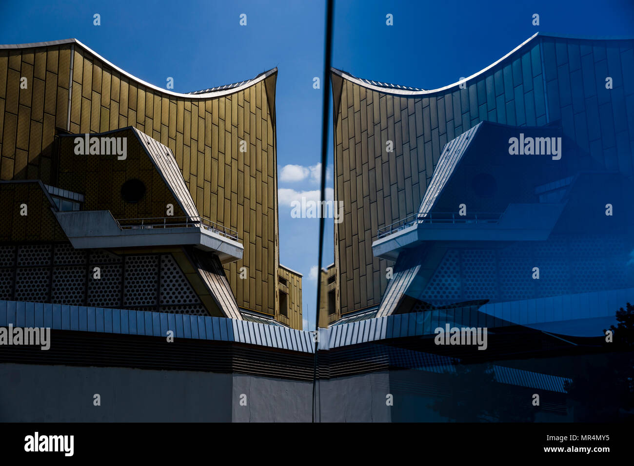 Installation of glass facade panels hi-res stock photography and images ...