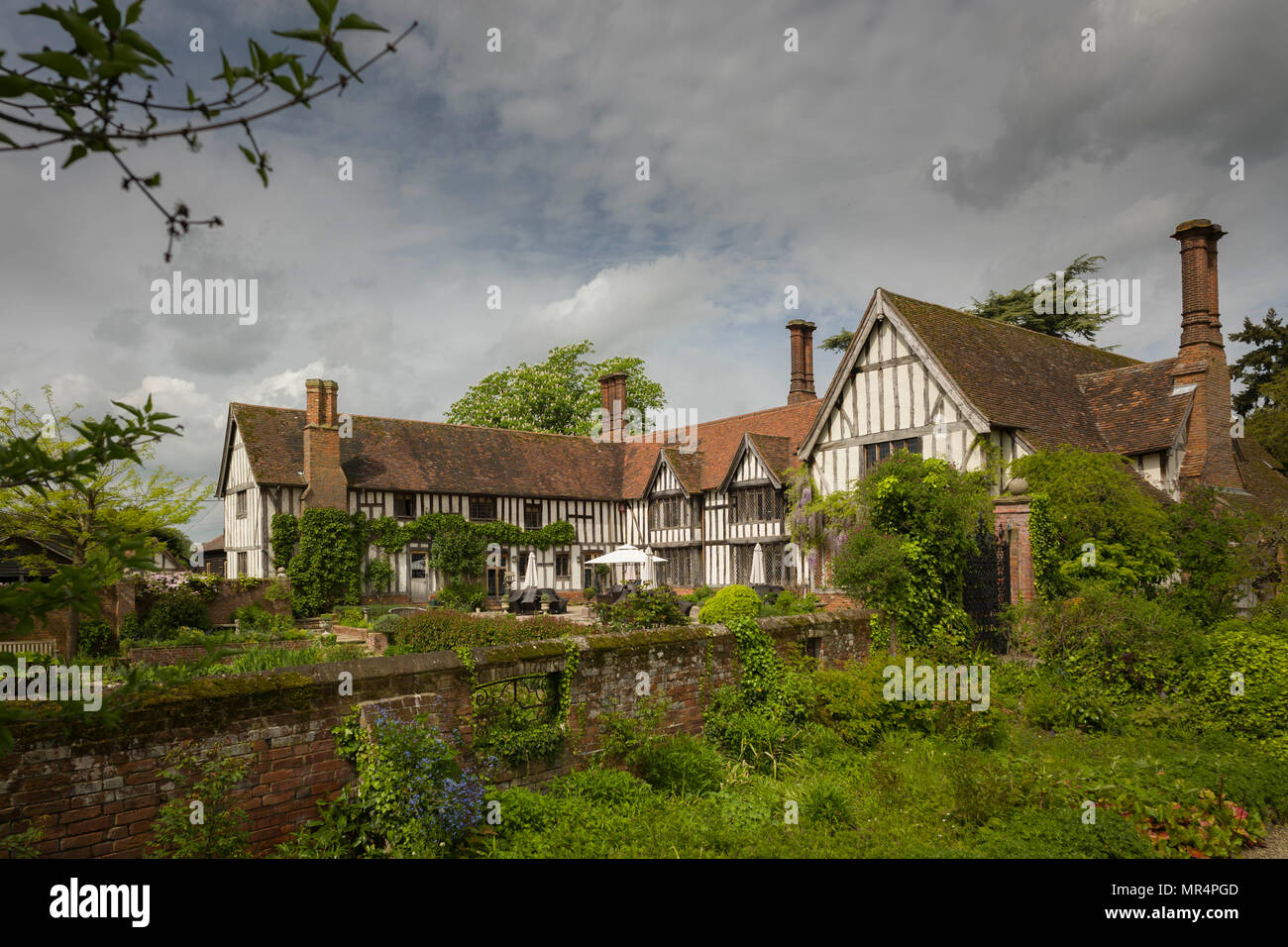 Chimneys english country manor hi-res stock photography and images - Alamy