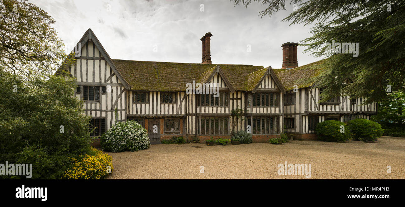 Chimneys english country manor hi-res stock photography and images - Alamy
