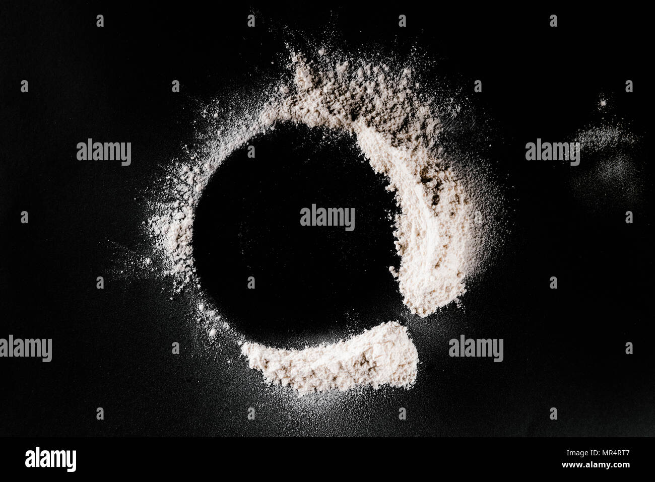 Flour on table texture hi-res stock photography and images - Alamy