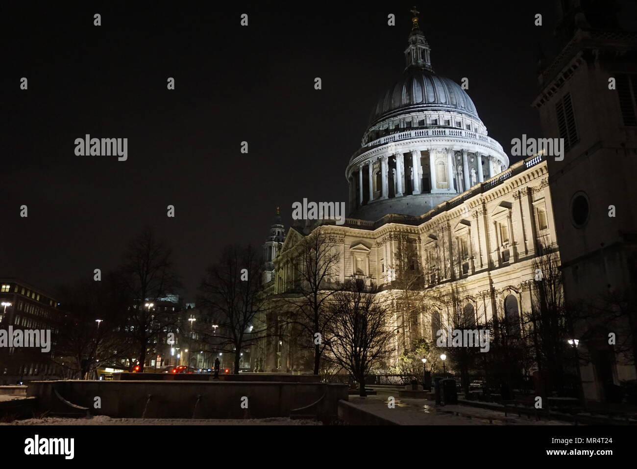 St paul's night london churchyard hi-res stock photography and images ...