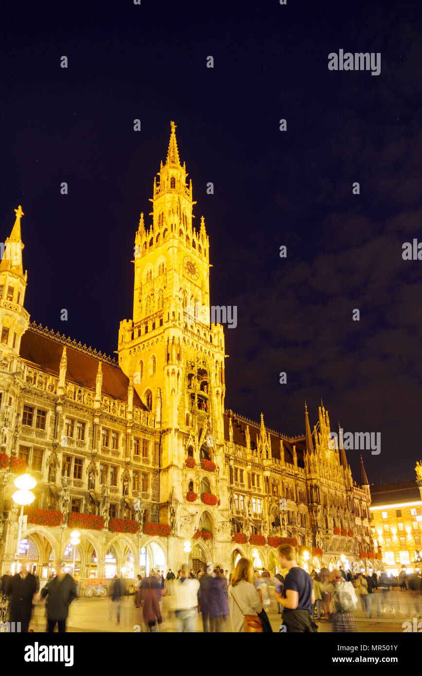 Night view of New Town Hall (Neues Rathaus) on Marienplatz in Munich ...