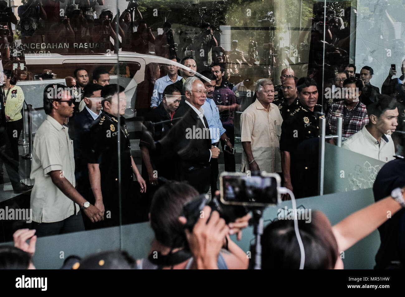 Putrajaya, Malaysia. 24th May, 2018. Reflection of members of media waiting for Malaysia's ...