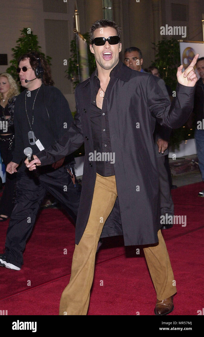 Ricky Martin singing on the red carpet at the 7th Annual Blockbuster ...