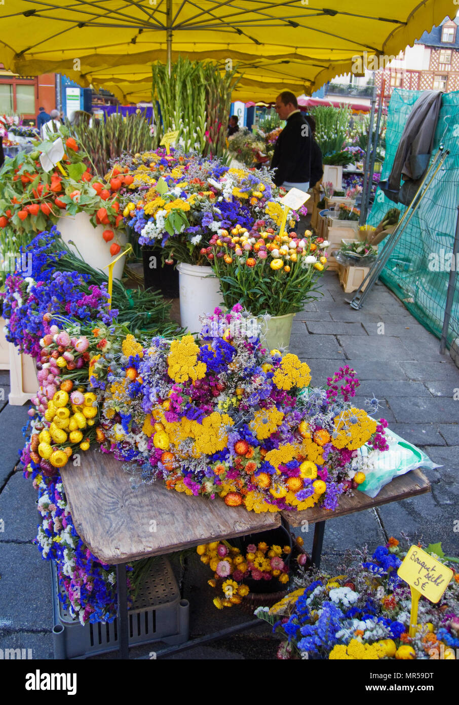 Market flower stalls hi-res stock photography and images - Alamy