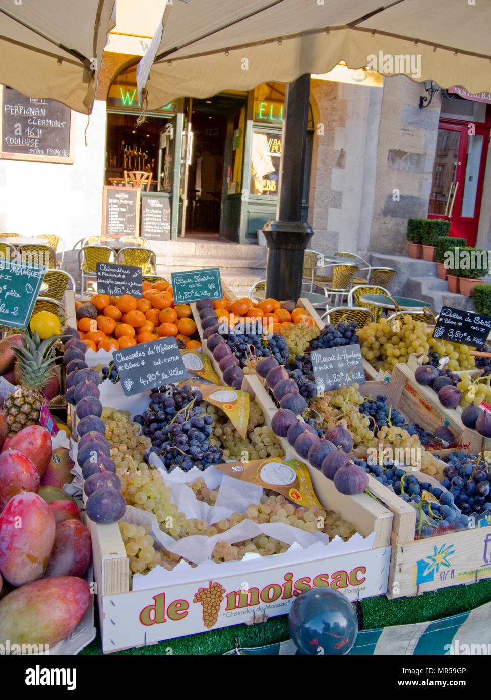 Rennes, FRANCE. Saturday Morning Market, " Fresh Fruit produce, Grapes ...