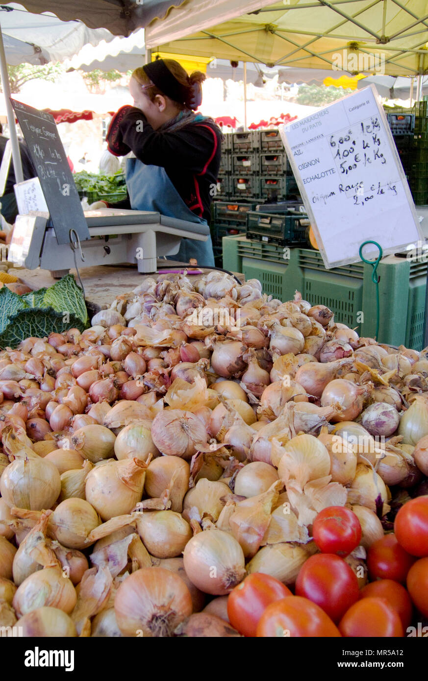 Rennes, FRANCE, "Fresh Produce, Garlic and Onions", at the Saturday ...