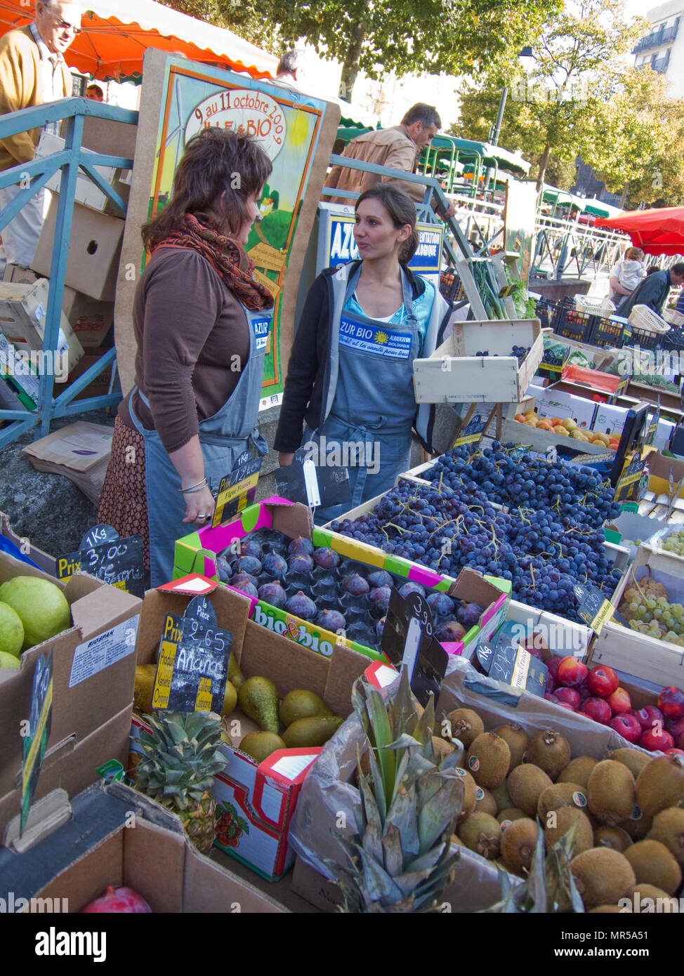 Rennes, FRANCE, "Fresh Produce, Red and White Grapes, Kiwi Fruit, Pears ...