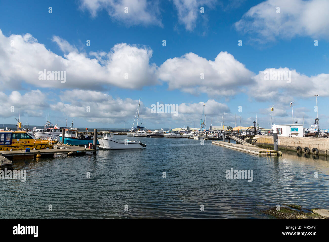 Coastal scenery and cloudscape along Poole Harbours promenade Stock ...