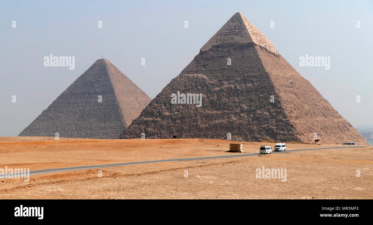(Left) Pyramid of Khafre (Chephren) and Right, the Great Pyramid of ...