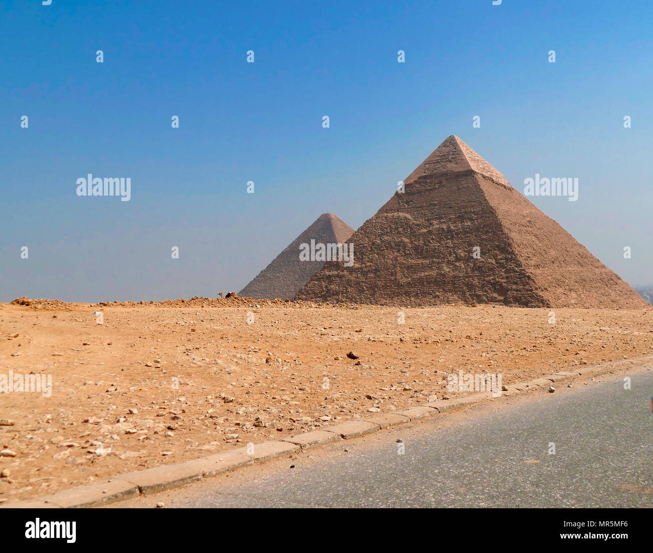 (Left) Pyramid of Khafre (Chephren) and Right, the Great Pyramid of ...