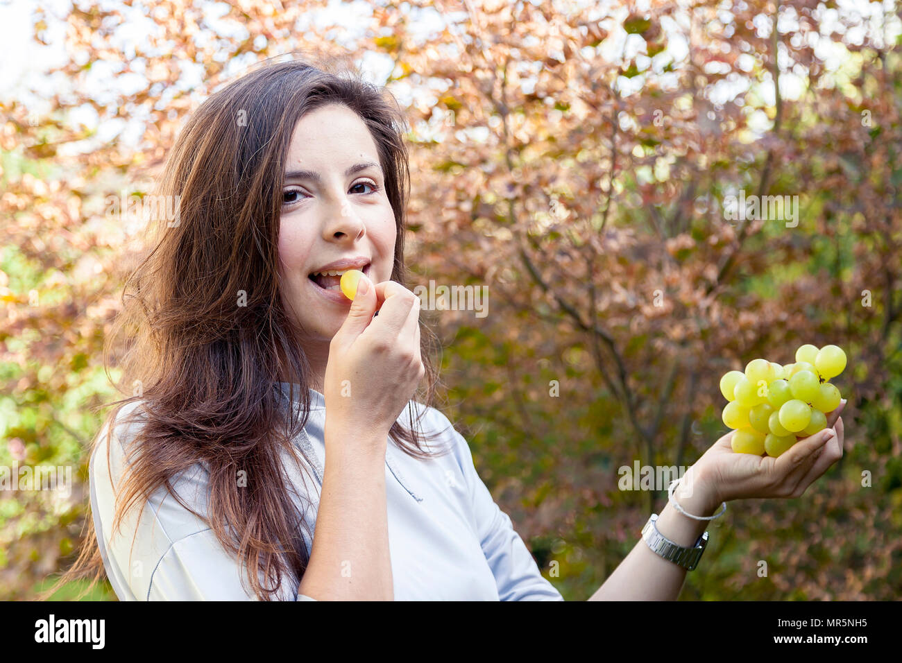 Girl eating a bunch of grapes hi-res stock photography and images - Alamy