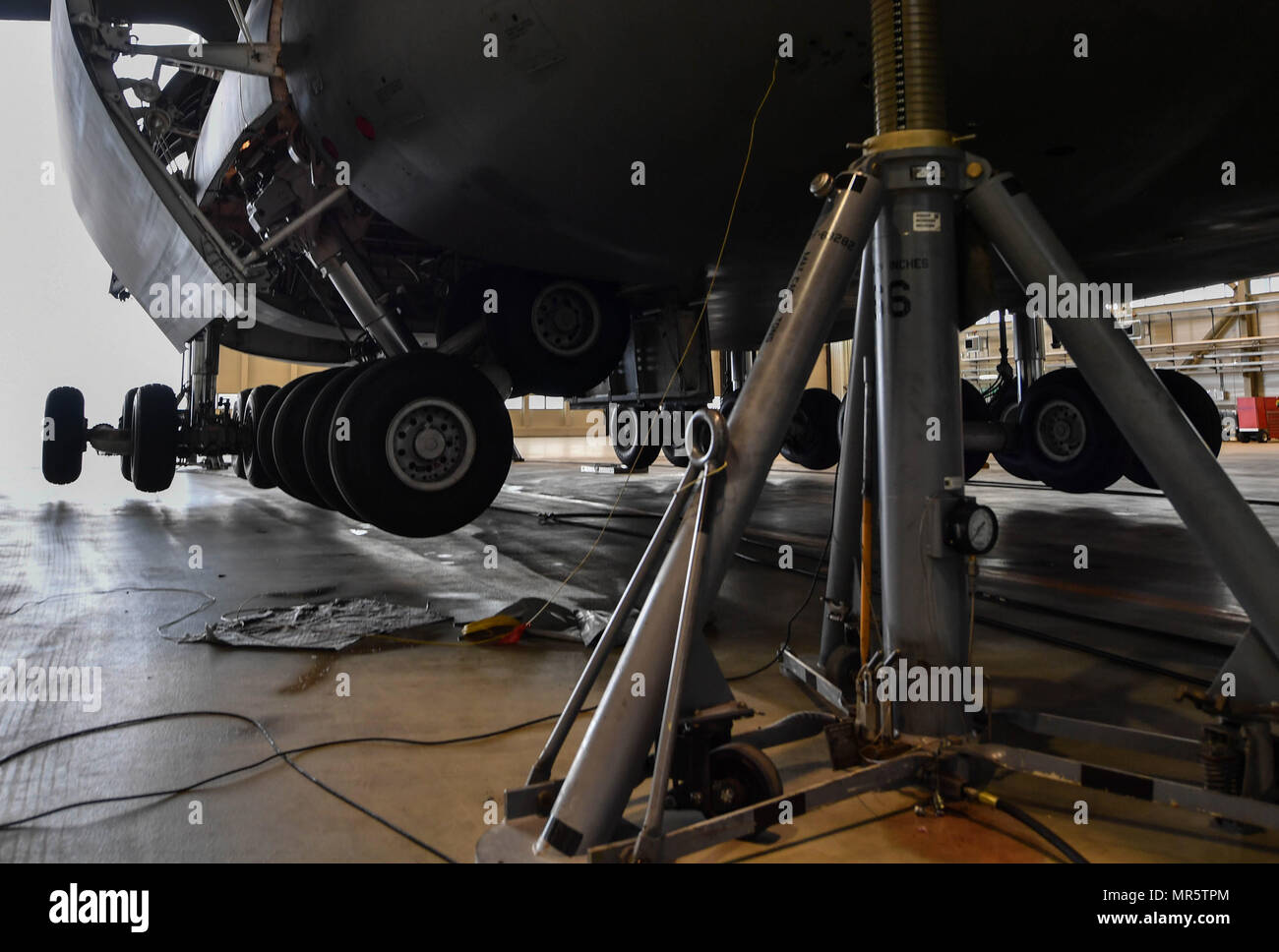 Lower landing gear hi-res stock photography and images - Alamy
