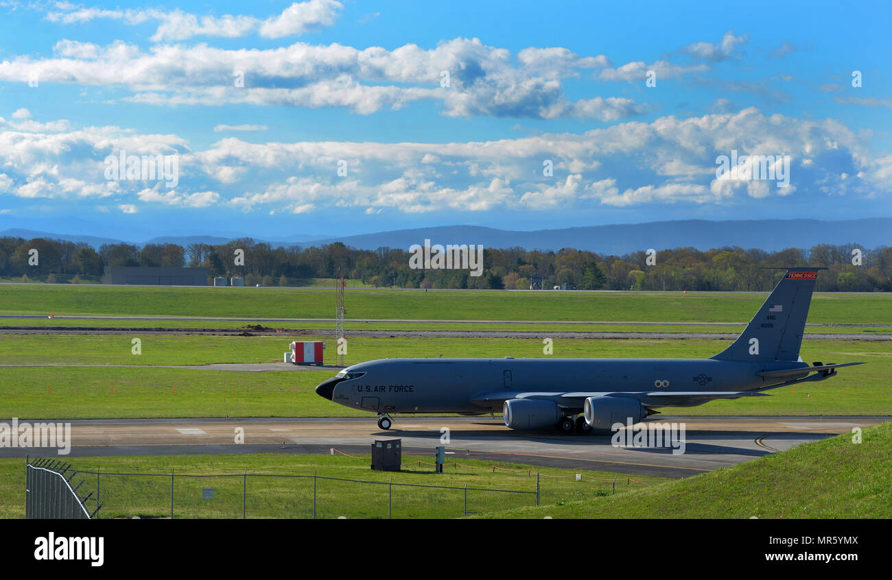 A KC-135R STRATOTANKER FROM THE 134TH AIR REFUELING WING TAXIES AT ...