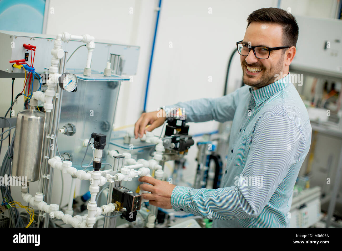 Man technology electronic hi-res stock photography and images - Alamy