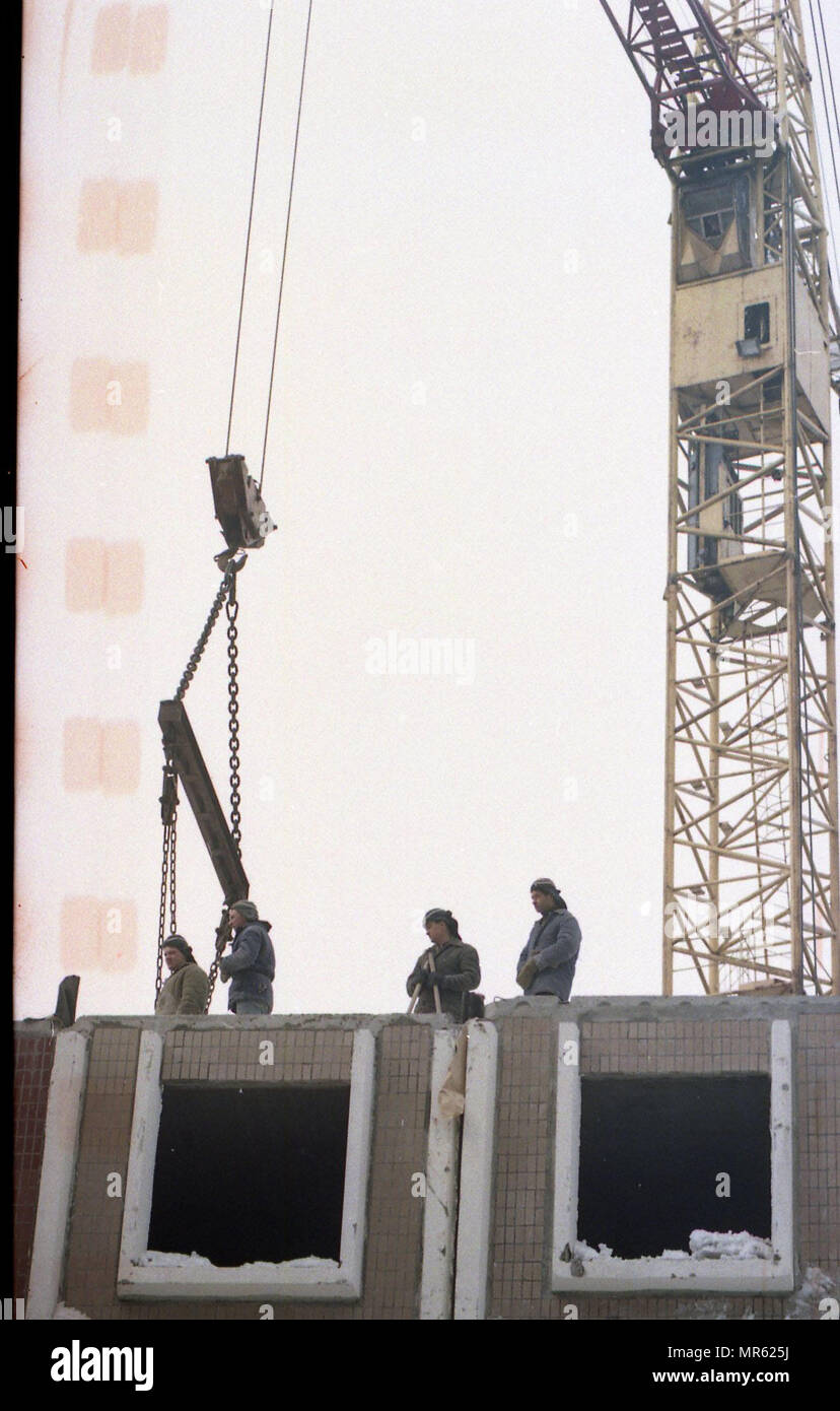 men ontop of building and working Stock Photo - Alamy