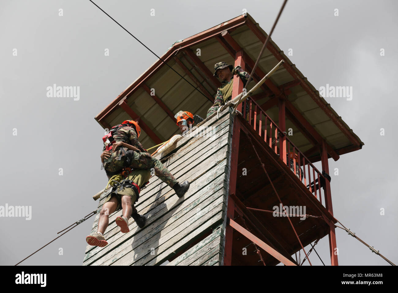 Philippine Soldiers rescue injured personnel from a multistory training ...