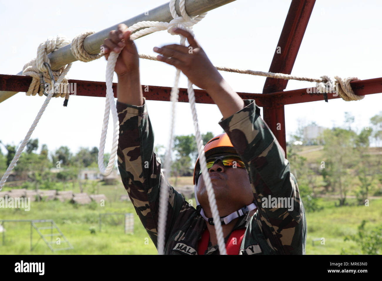 Philippine Soldiers rescue injured personnel from a multistory building ...