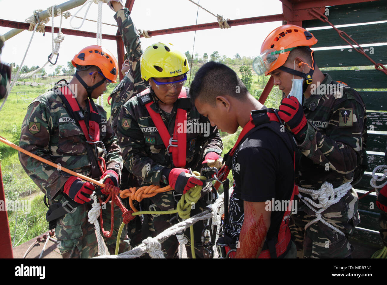 Philippine Soldiers rescue injured personnel from a multistory building ...