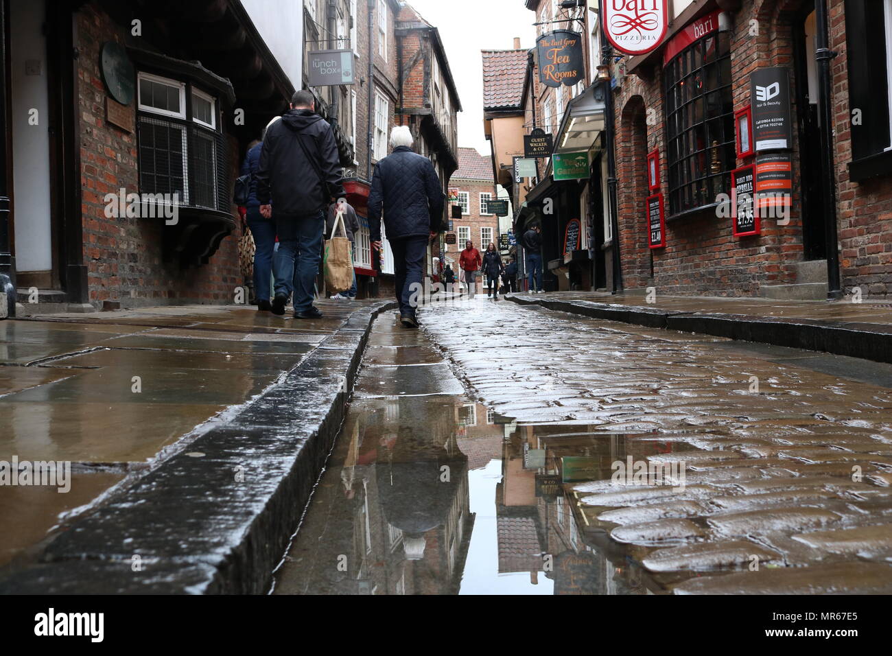 Wet pavment hi-res stock photography and images - Alamy