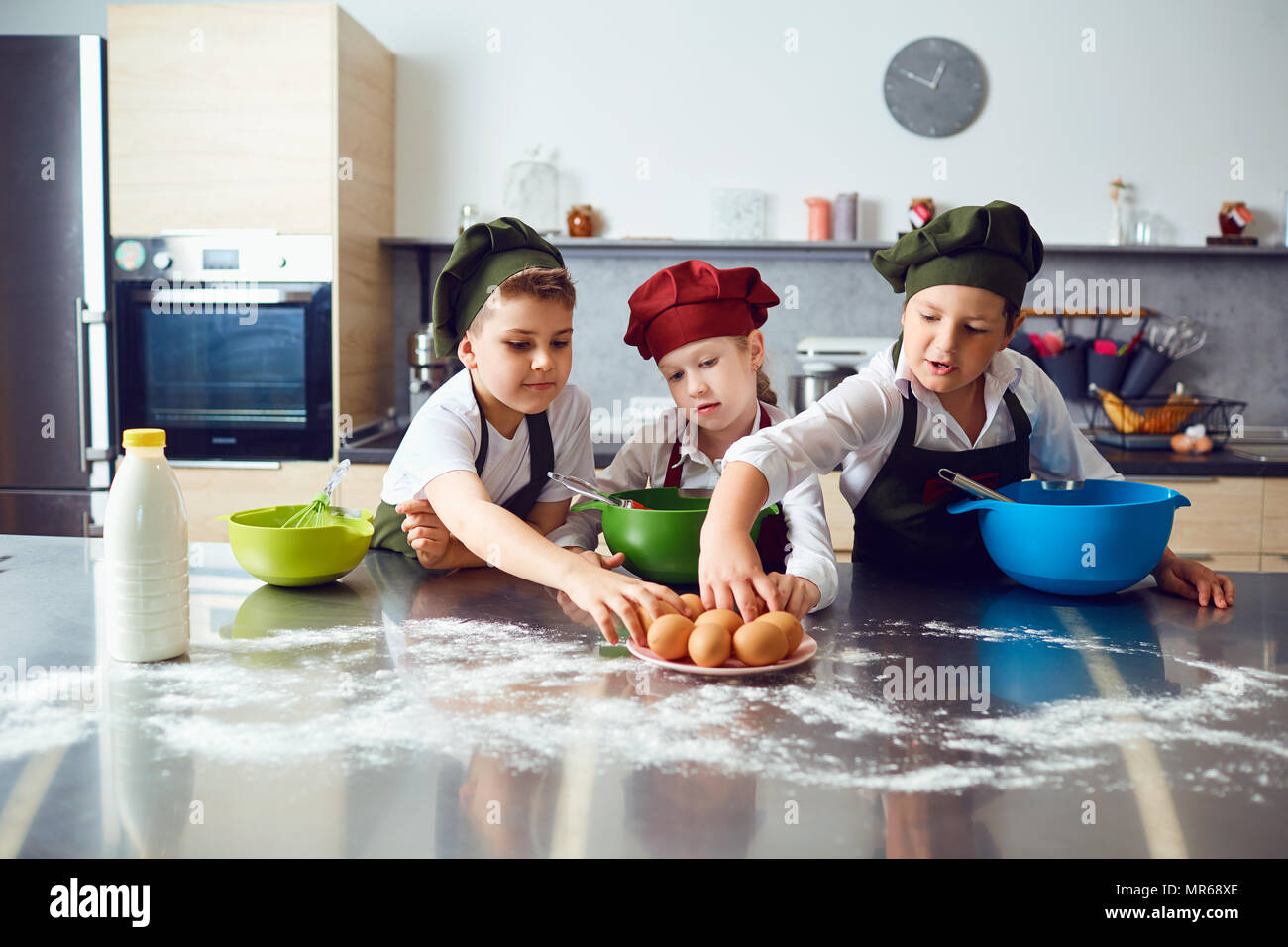 Cooking children hi-res stock photography and images - Alamy