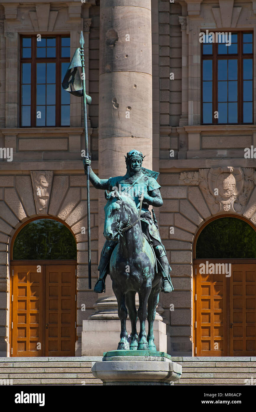 Bavarian state chancellery and equestrian statue of otto von wittelsbach hi-res stock ...