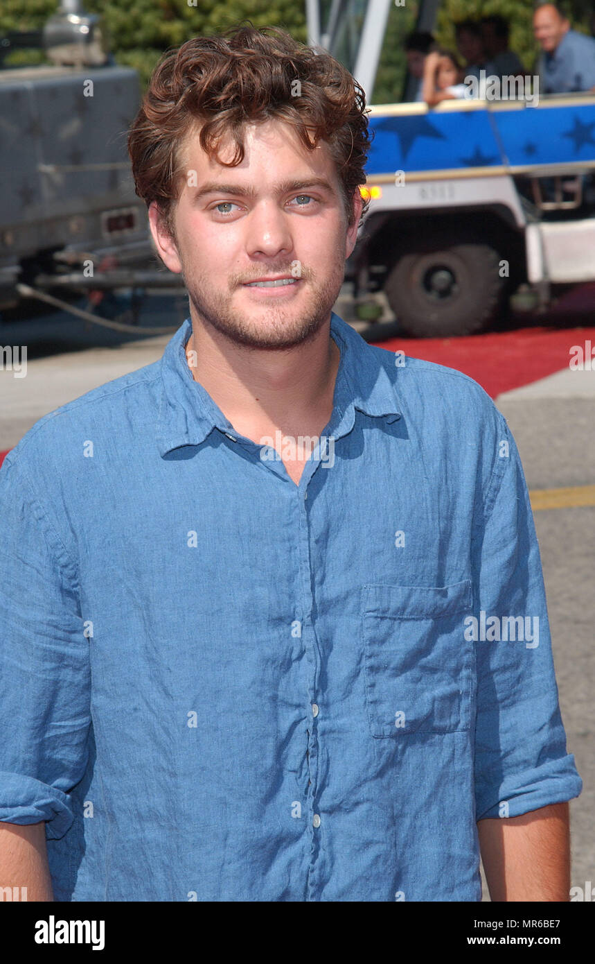 Joshua Jackson arrives at the Teen Choice Awards 2002 held at the ...