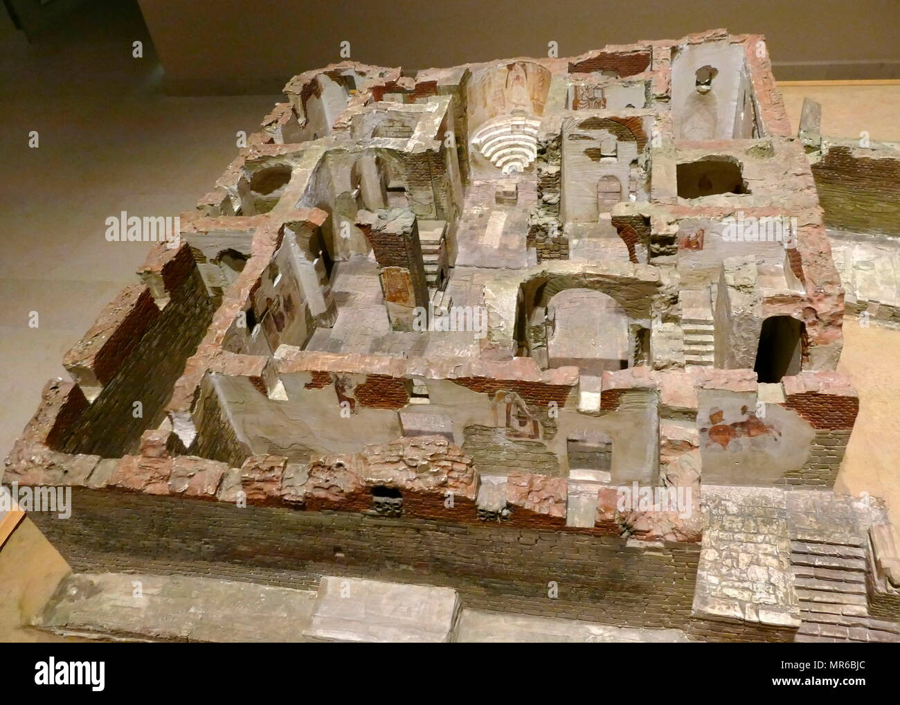 Ground pottery hi-res stock photography and images - Alamy