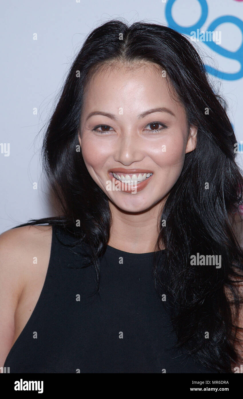 Linda Kim - Men in Black II - arriving at the " Light as a Feather ...