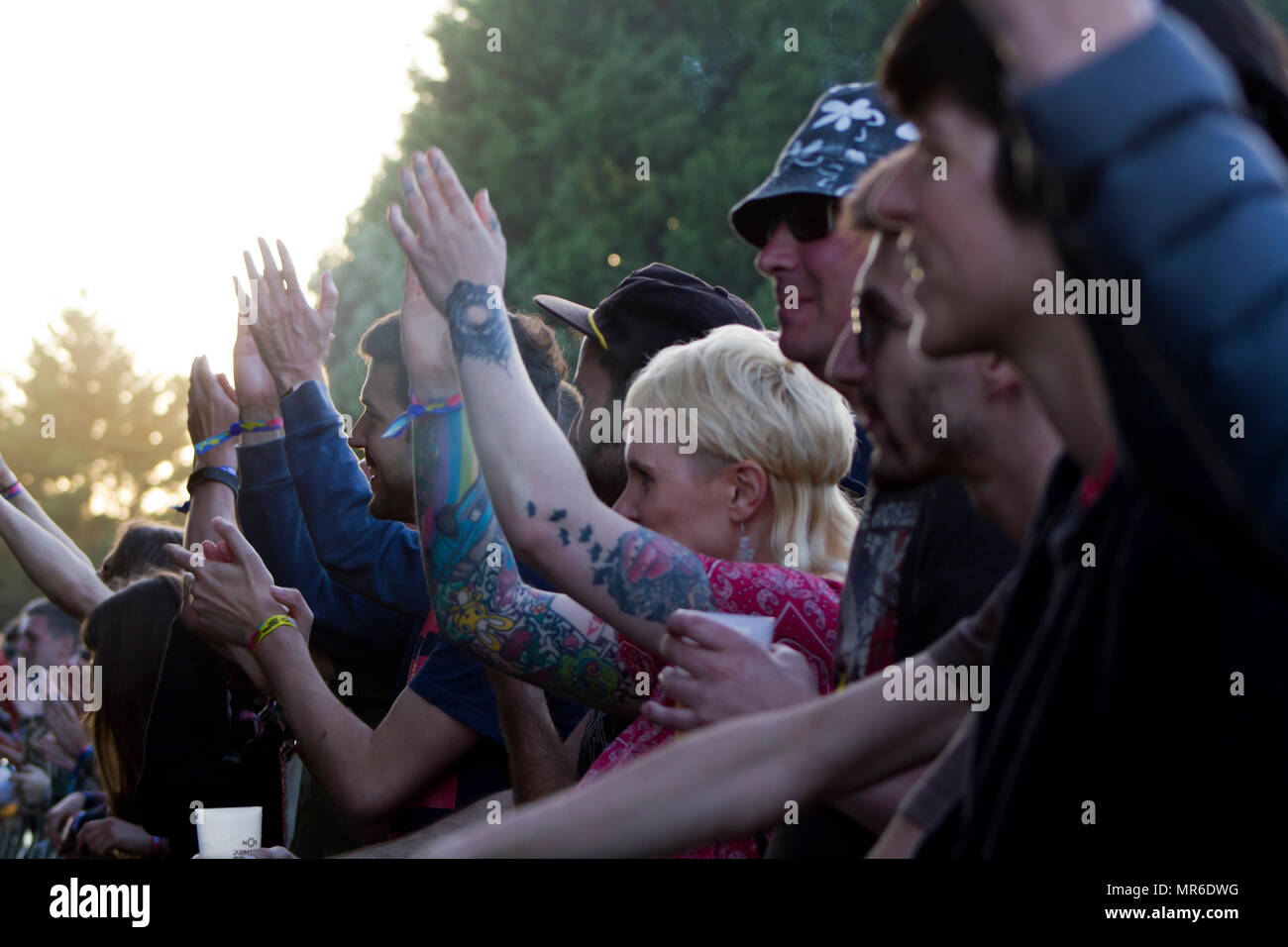 Applaud crowd hi-res stock photography and images - Alamy