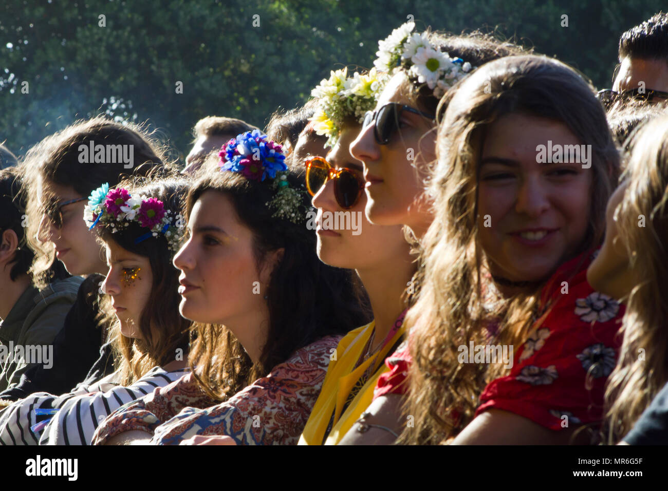 Concert crowd girls hi-res stock photography and images - Alamy