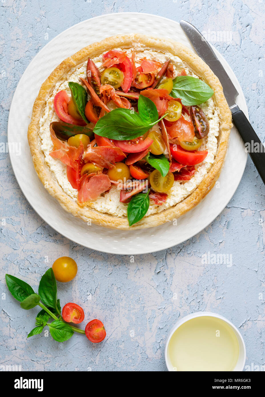 Tomato boccocini pancetta tart hi-res stock photography and images - Alamy