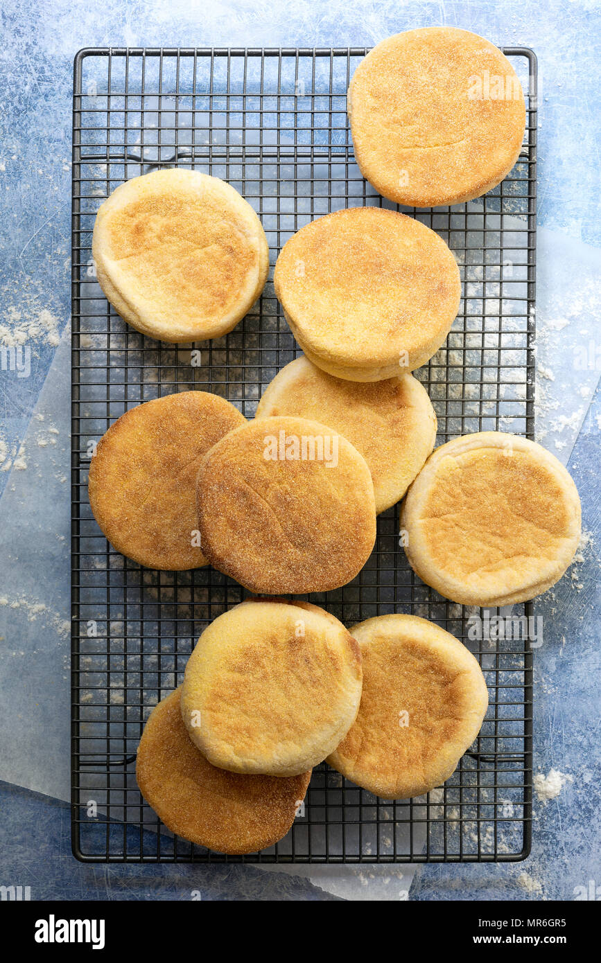 Wire cooling rack hi-res stock photography and images - Alamy