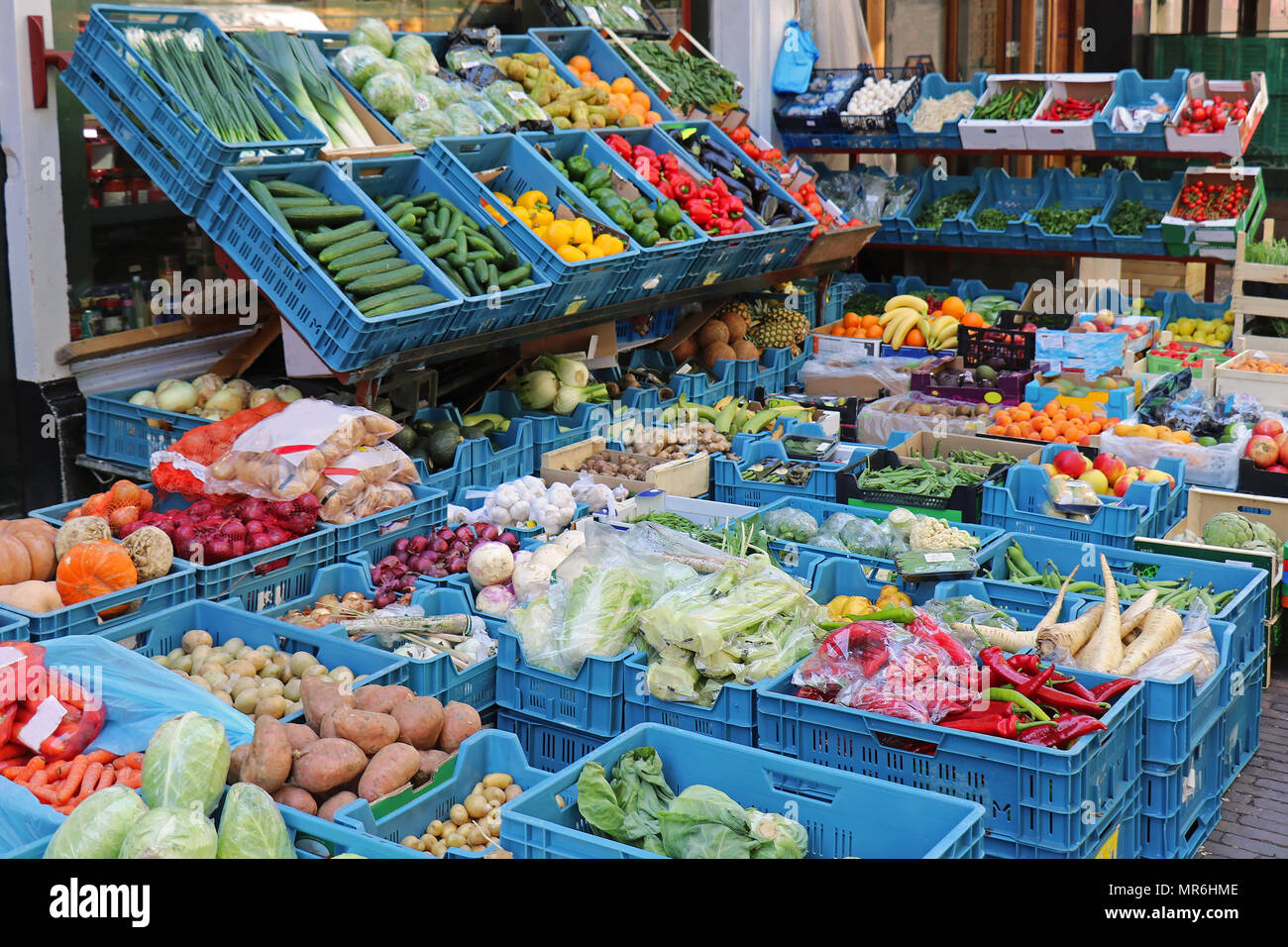 Full crates hi-res stock photography and images - Alamy