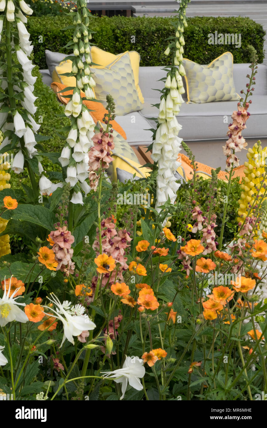Beautiful garden seating hi-res stock photography and images - Alamy