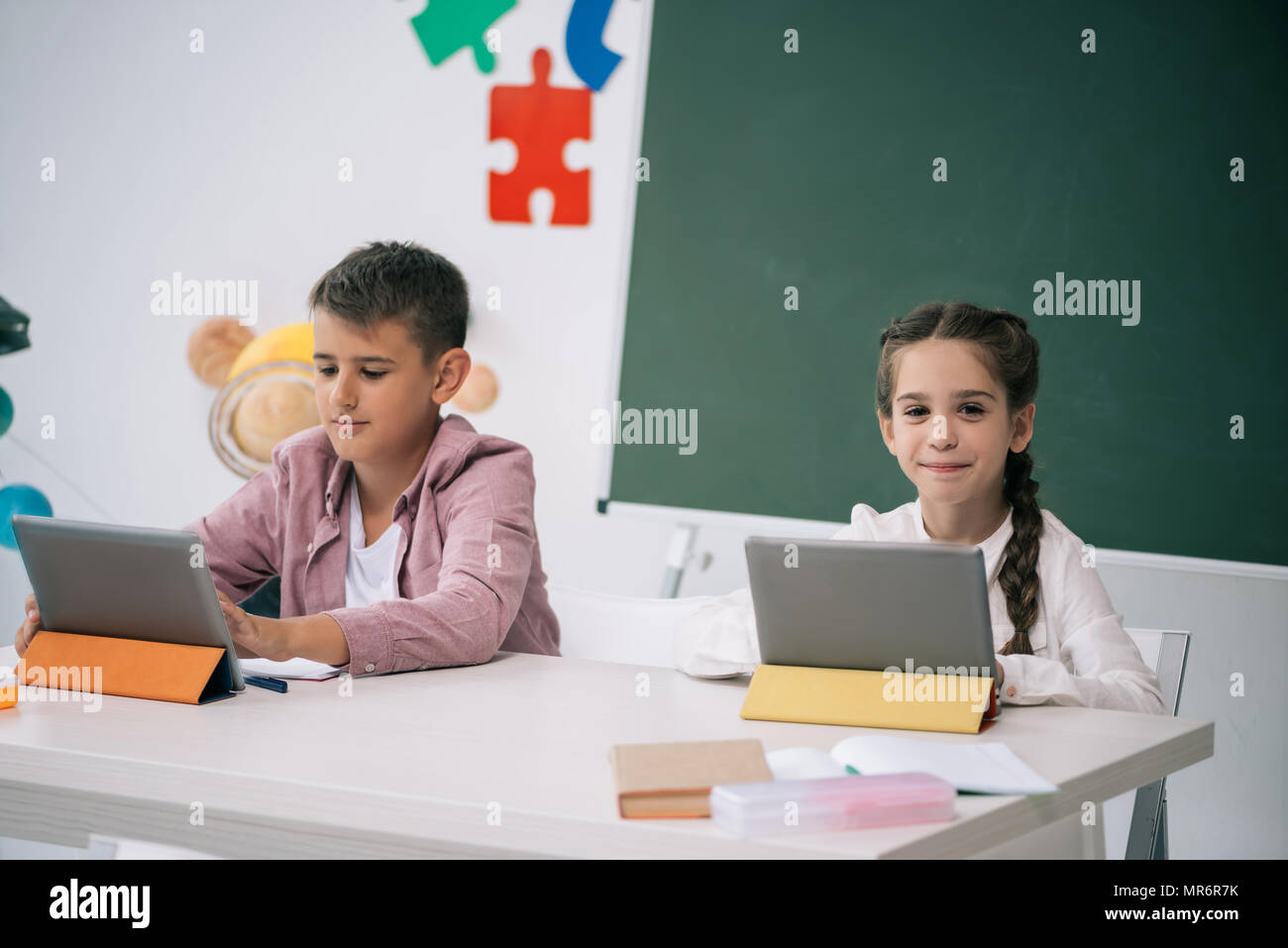 Students using tablets classroom hi-res stock photography and images ...