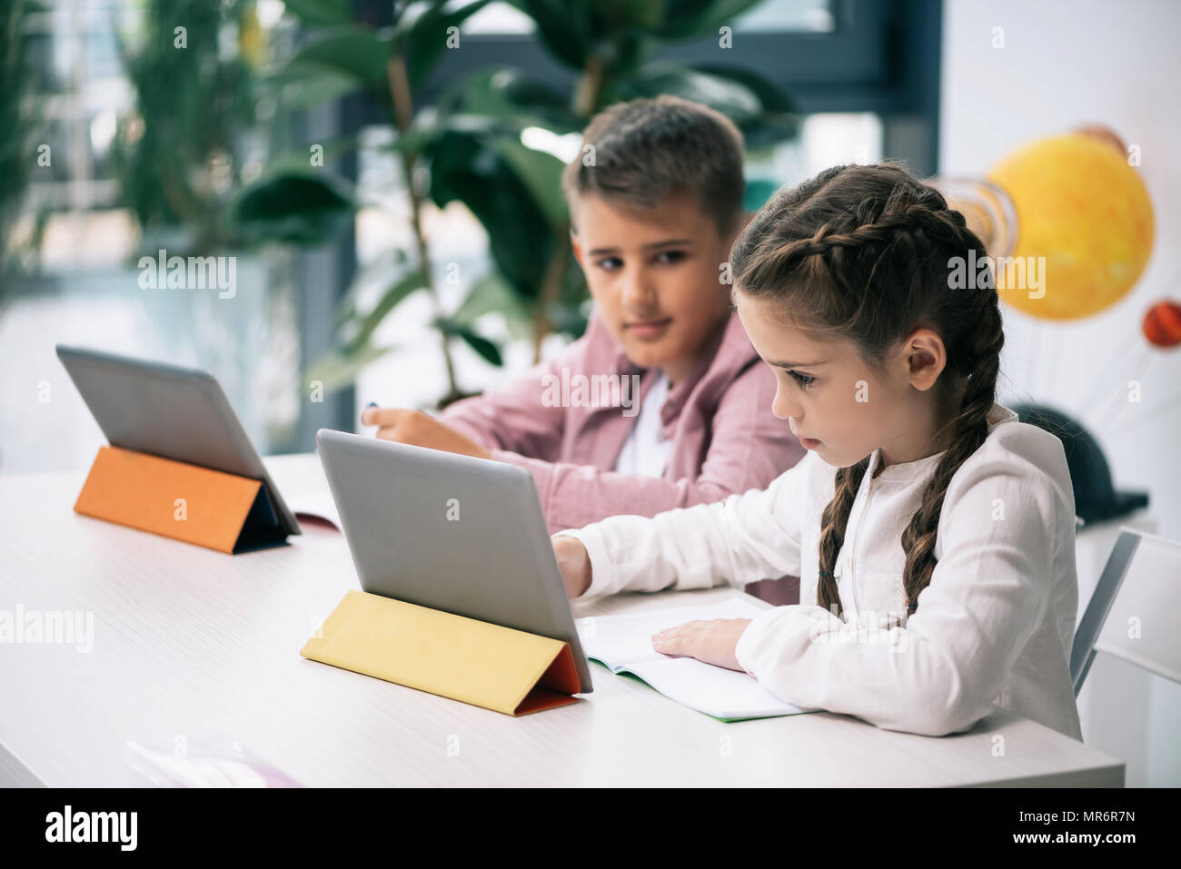 Kids using tablets in class hi-res stock photography and images - Alamy