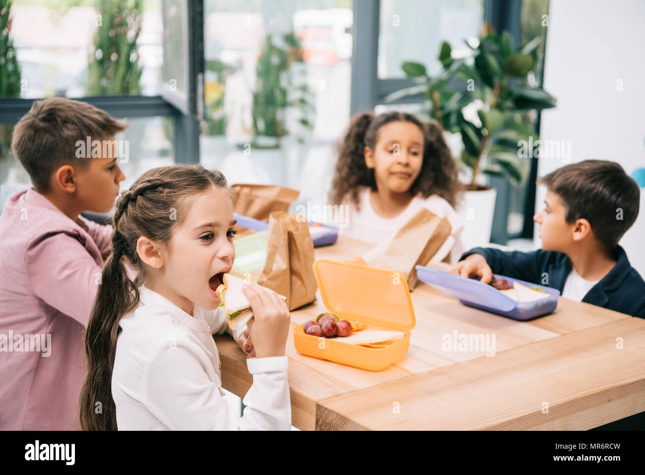 Elementary school students eating lunch hi-res stock photography and ...