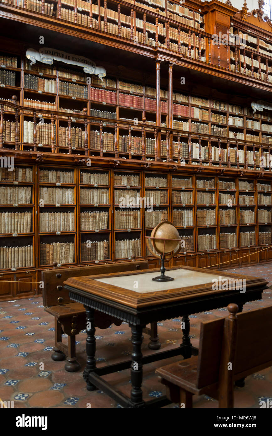 Biblioteca Palafoxiana, the first public library in colonial Mexico ...