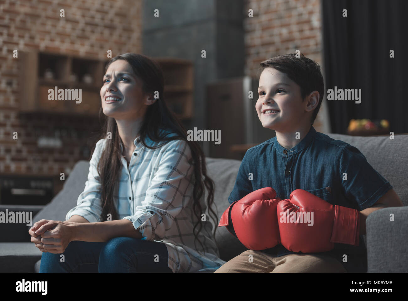 People cheering on boxing hi-res stock photography and images - Alamy
