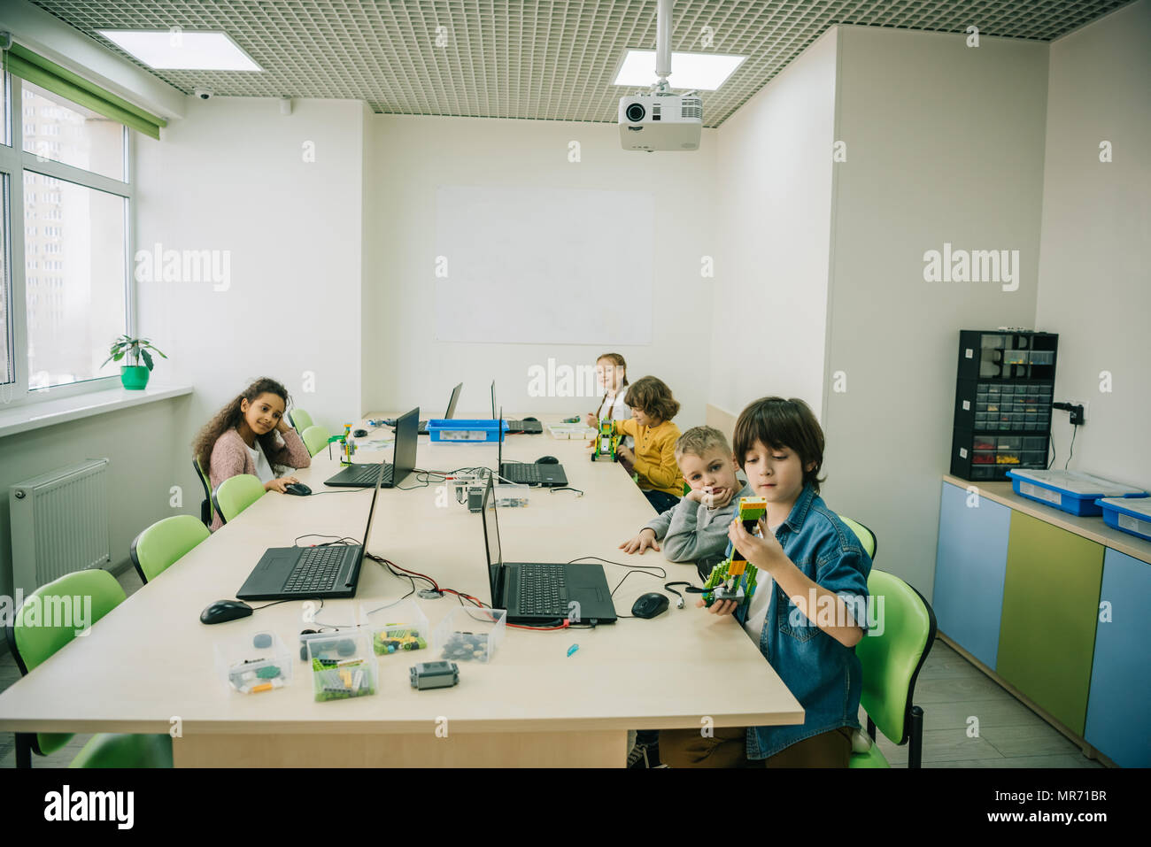 Kids projects hi-res stock photography and images - Alamy